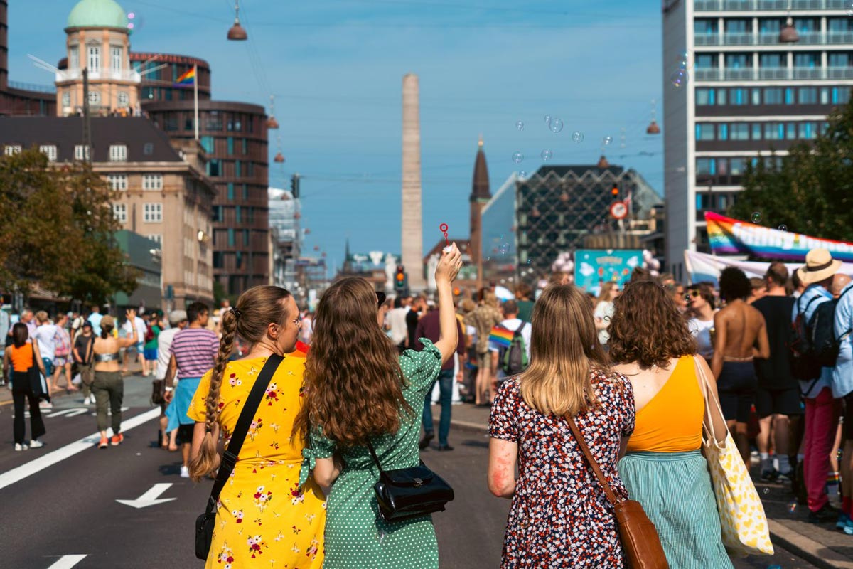Copenhagen Pride 2025 startet – eine Stadt zeigt (Regenbogen-)Flagge